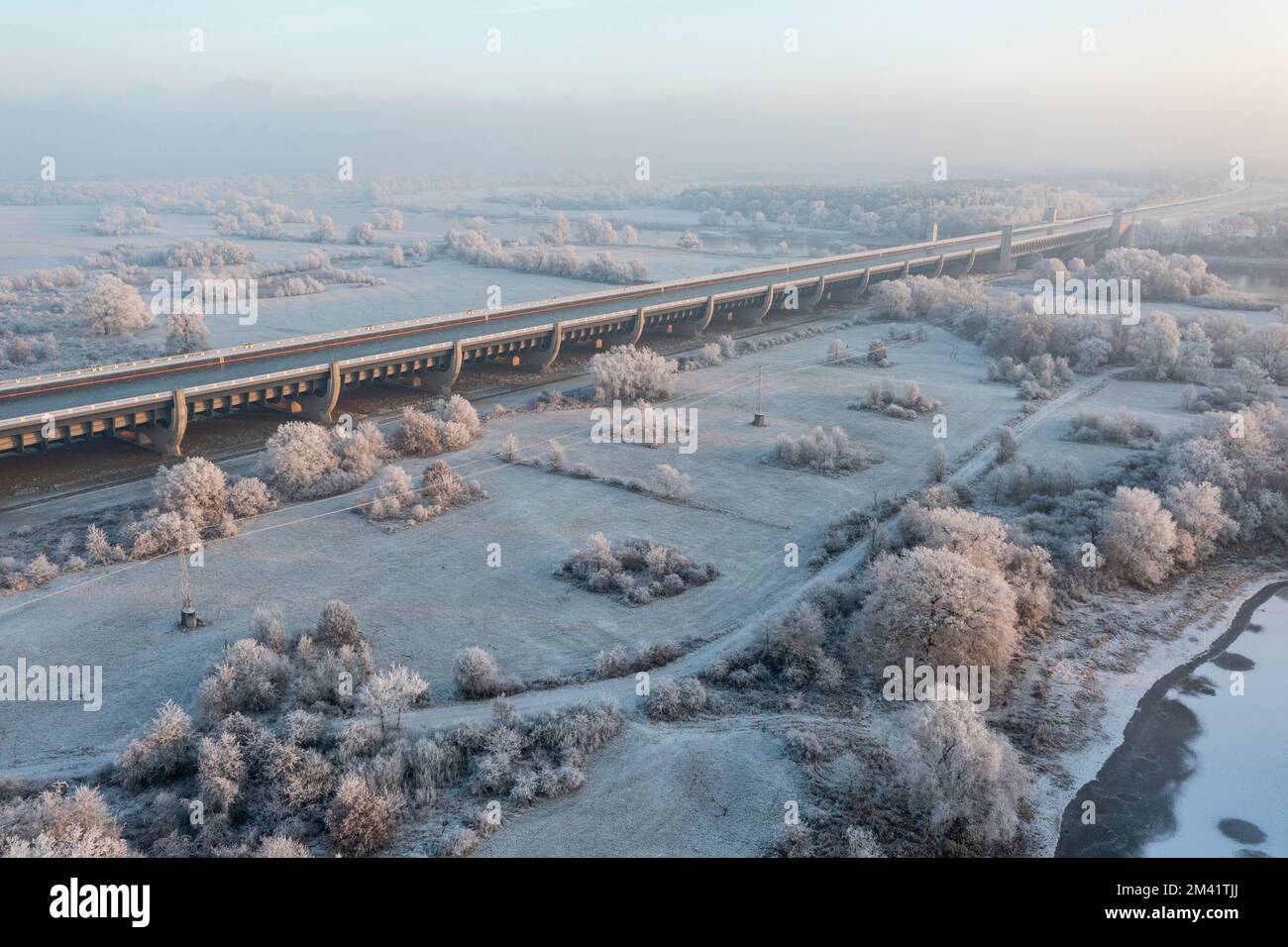 Magdeburg, Germany. 18th Dec, 2022. An icy winter landscape surrounds ...