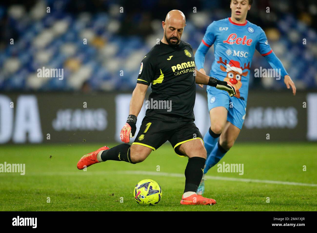 Villareal's Spanish goalkeeper Pepe Reina controls the ball During the ...