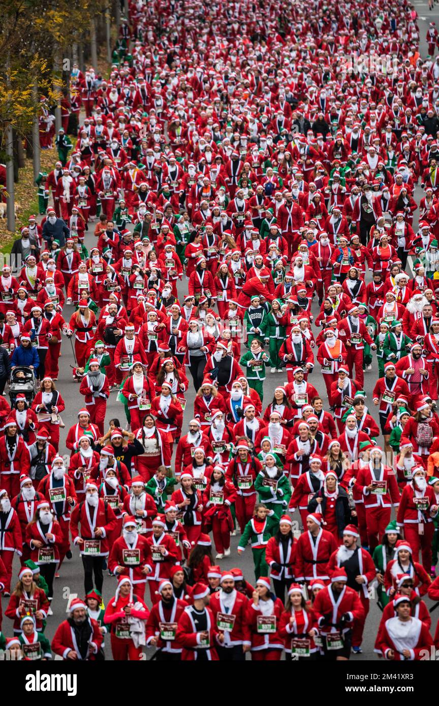 Madrid, Spain. 18th Dec, 2022. Thousands of people dressed as Santa ...