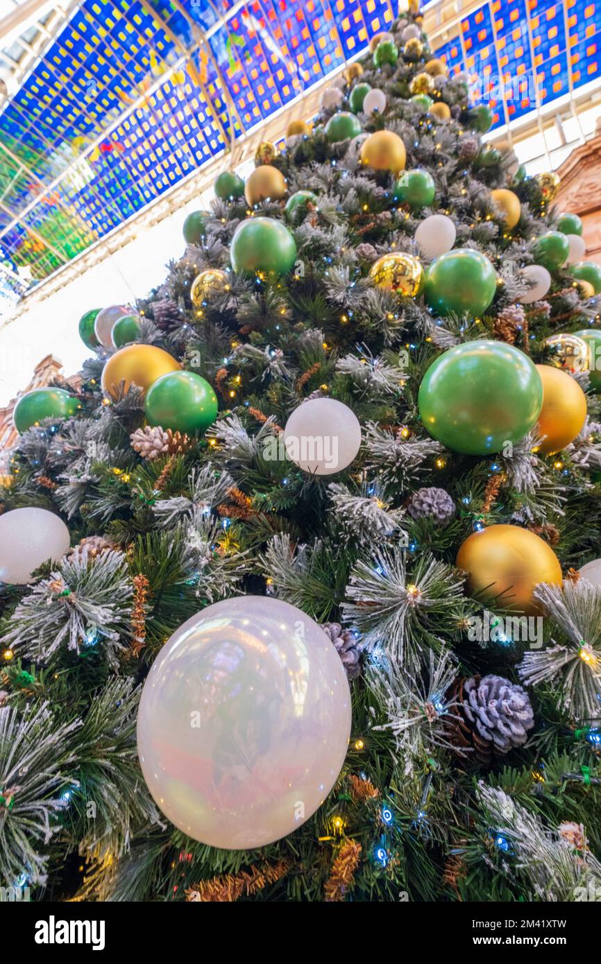 Beautiful Christmas tree inside the Victoria Quarter County Arcade in ...