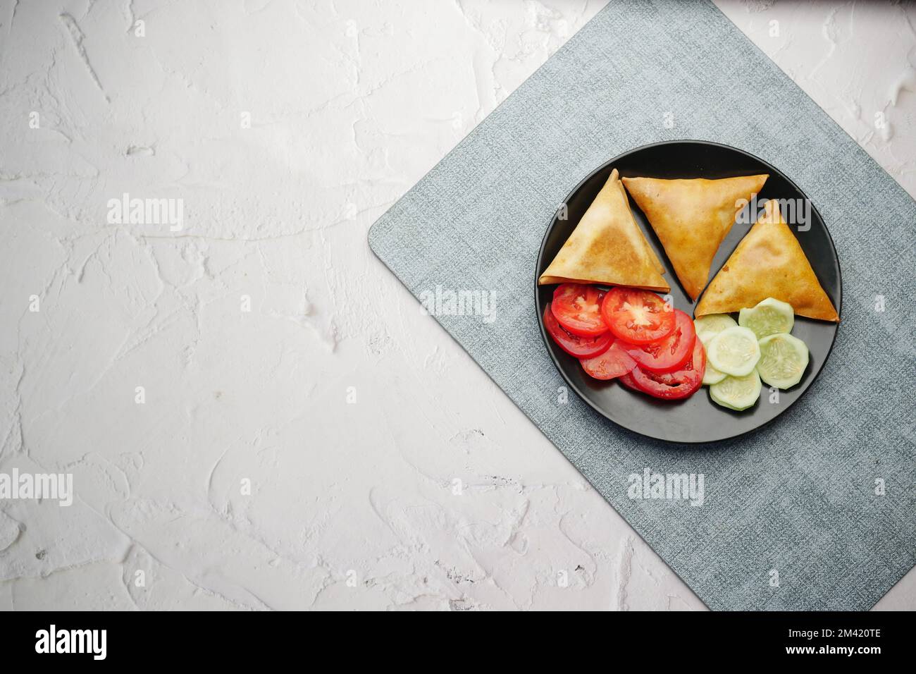 Samosa, an Indian popular street food on a plate Stock Photo - Alamy