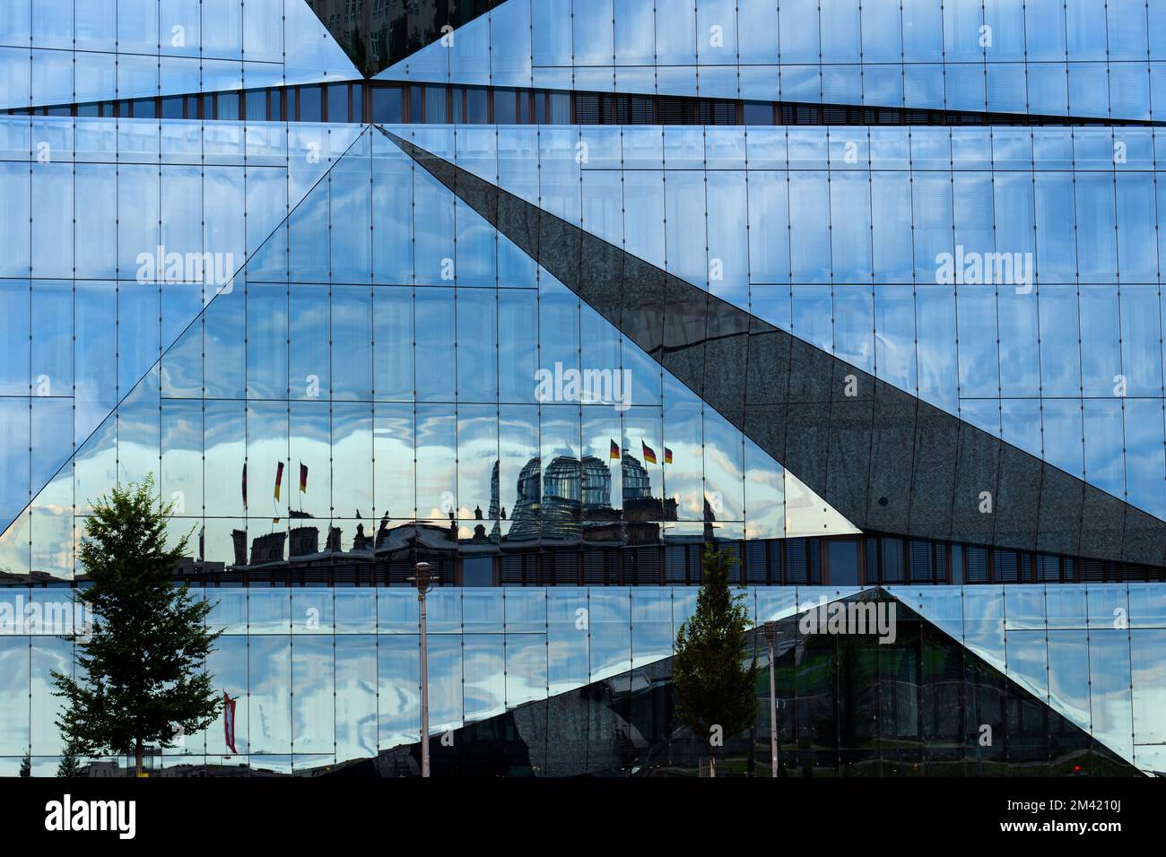 Triangle glass building hi-res stock photography and images - Alamy