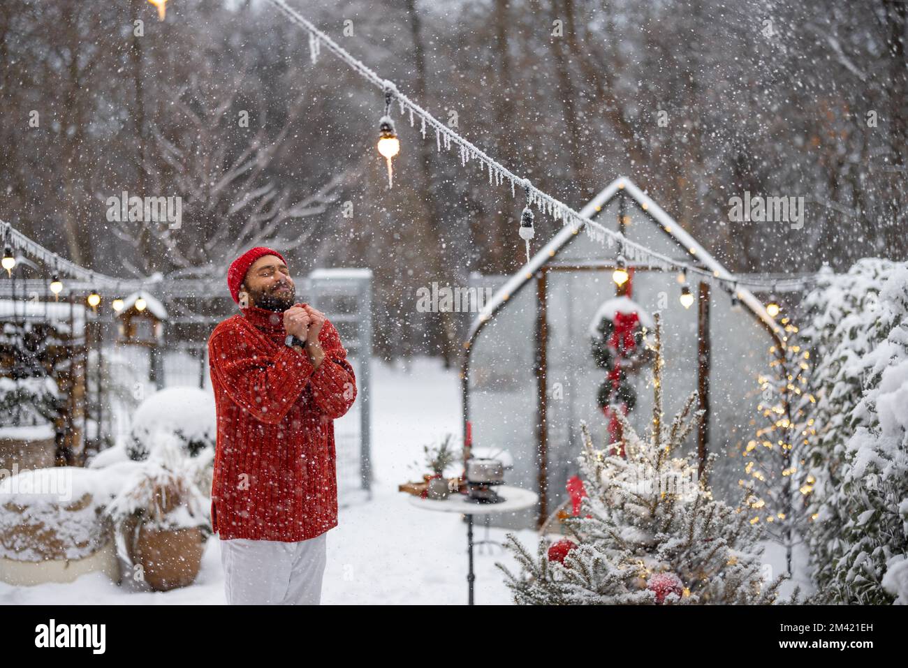 Man feeling cold outdoors hi-res stock photography and images - Alamy