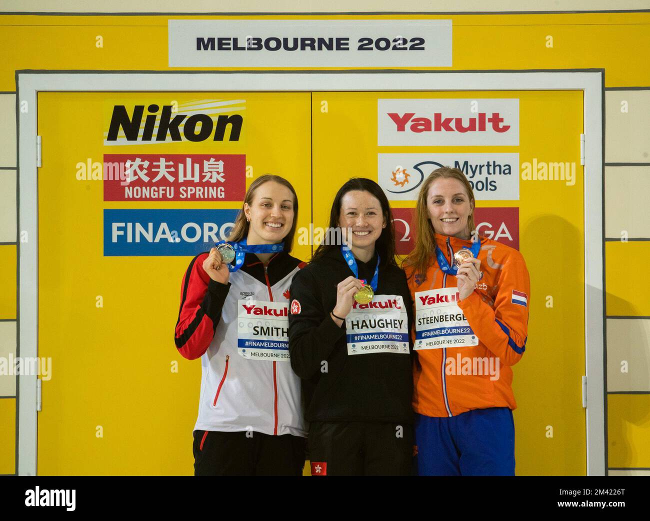 Melbourne, Australia. 18th Dec, 2022. Silver medalist Rebecca Smith (L) of Canada, gold medalist ...