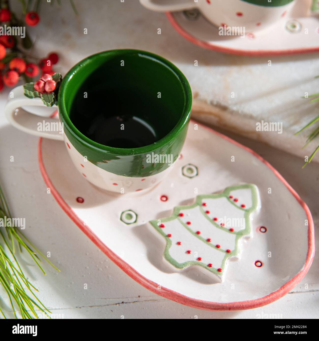 christmas decorated ceramic coffee cups on table Stock Photo - Alamy