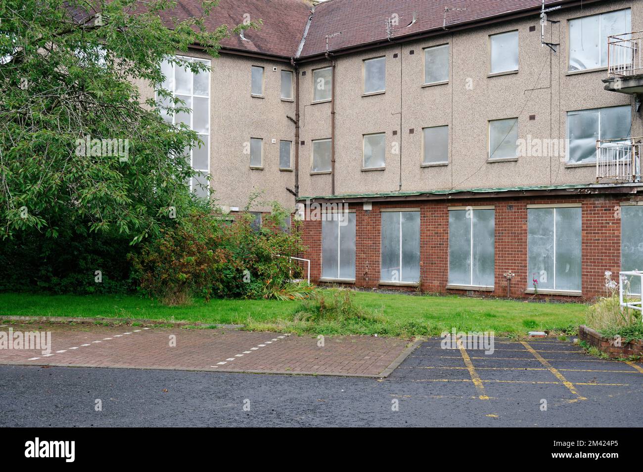 Derelict empty poor housing scheme in Govan Glasgow Stock Photo - Alamy