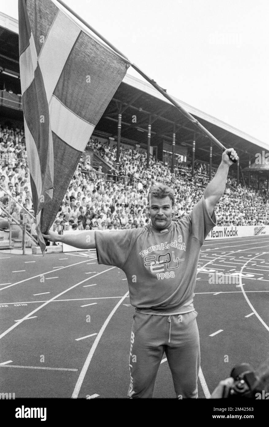 STEFAN FERNHOLM Swedish discus athlete in athletics with Swedish flag ...