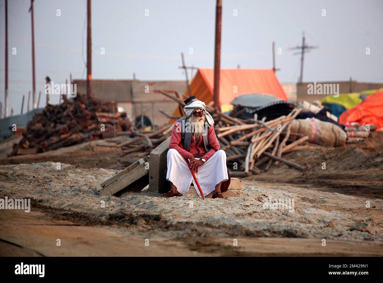 Prayagraj, India. 18/12/2022, An Indian holyman sit out side of his ...