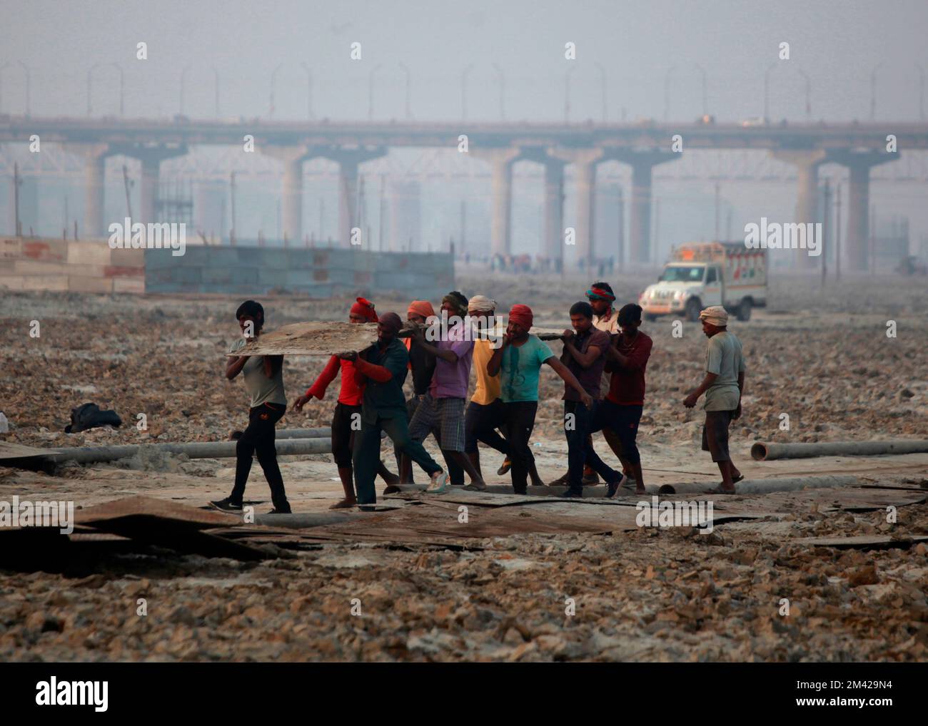 Prayagraj, India. 18/12/2022, Indian Labourers lay iron plates as they ...