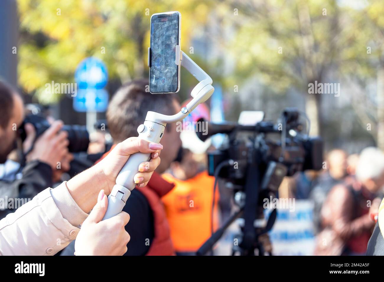 Mobile journalist filming media event with a smartphone Stock Photo - Alamy