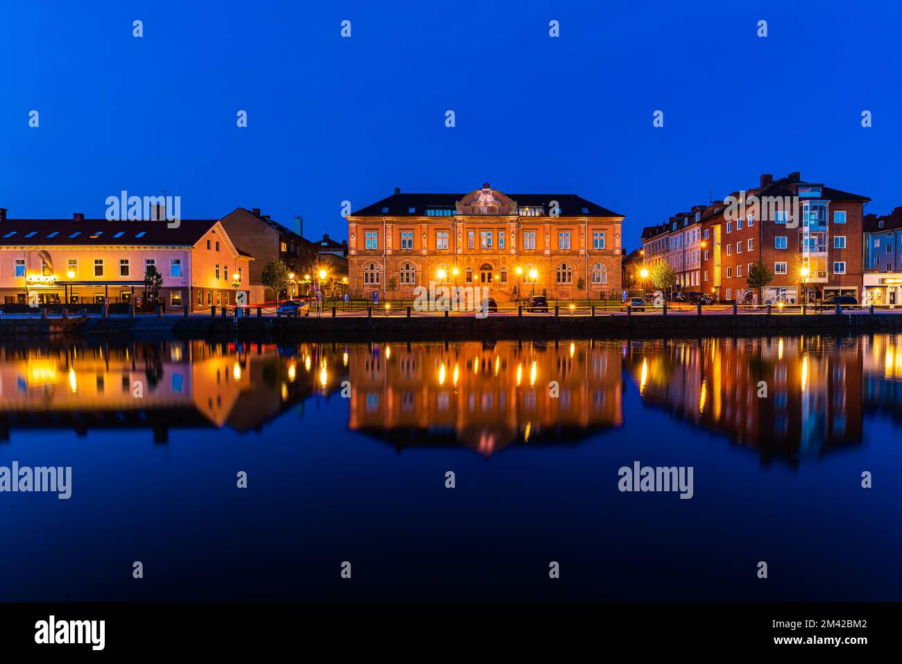 Lights in buildings hi-res stock photography and images - Alamy