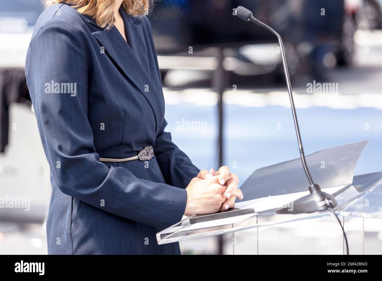 Female presenter conference hi-res stock photography and images - Alamy