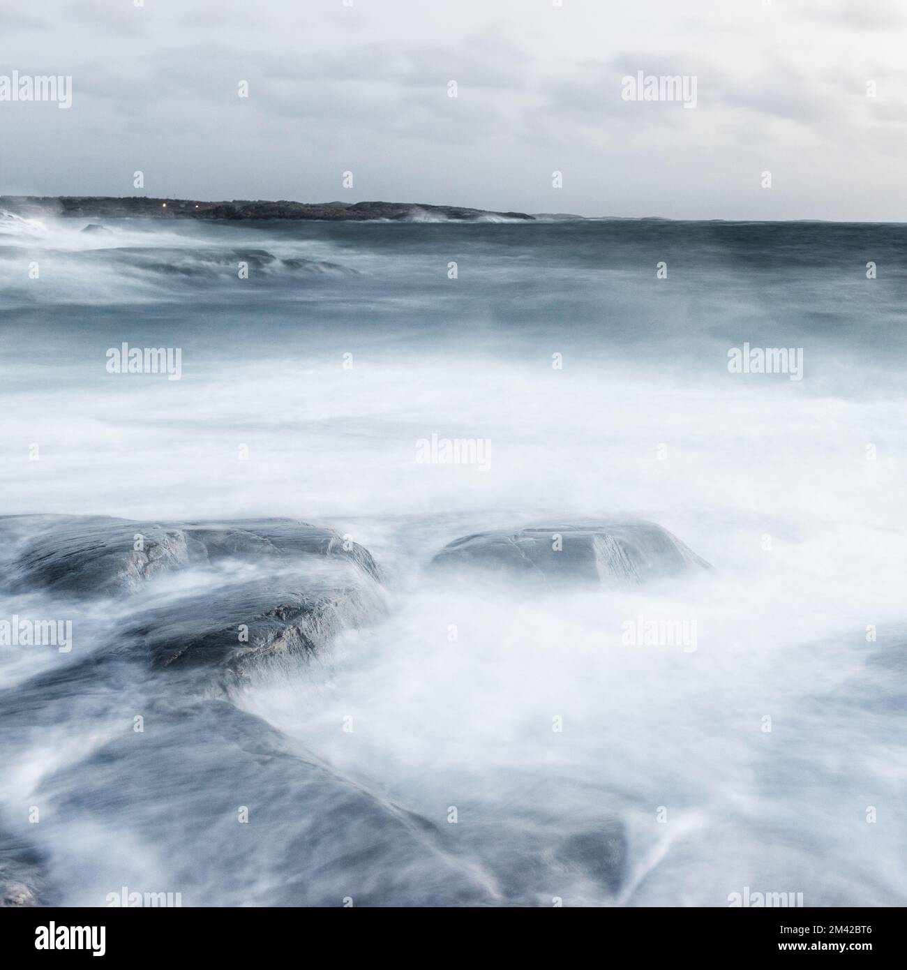 Dramatic cliff scenery hi-res stock photography and images - Alamy