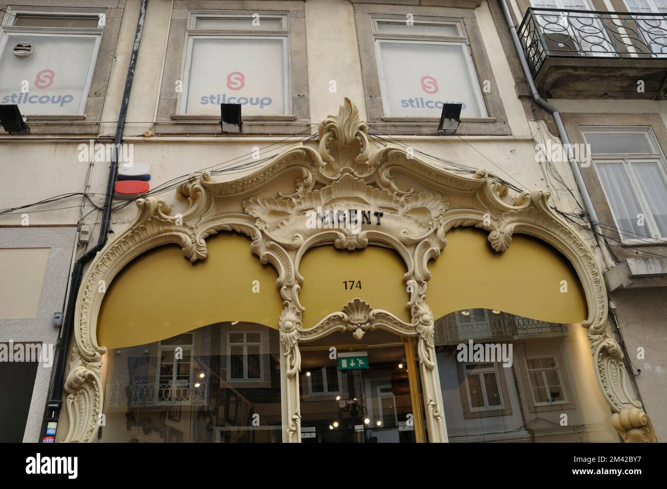 Shops and tourism in the center of Porto Stock Photo - Alamy