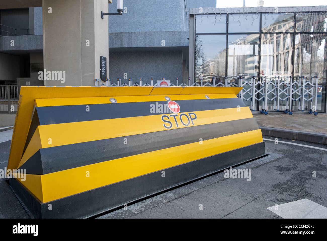 Automatic bollard hi-res stock photography and images - Alamy