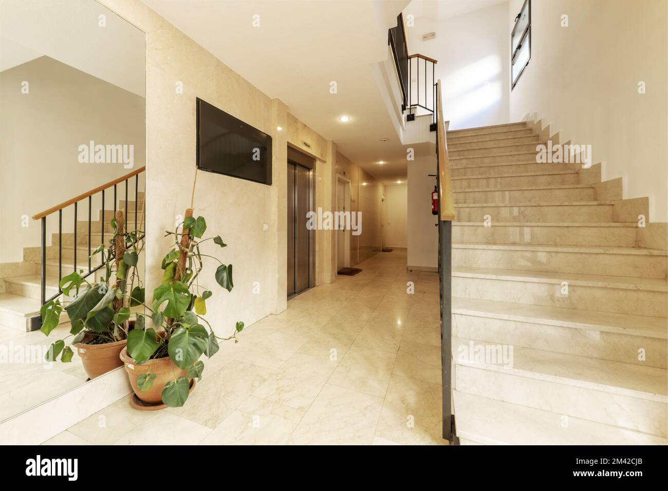 Cream color building hi-res stock photography and images - Alamy