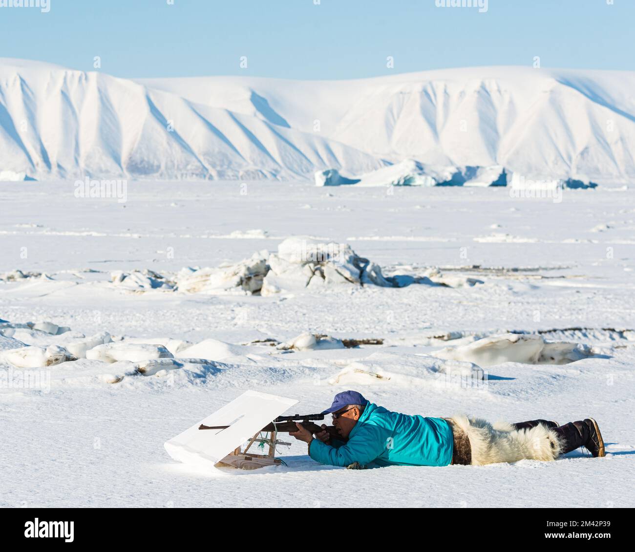 Inuit hunting hi-res stock photography and images - Alamy