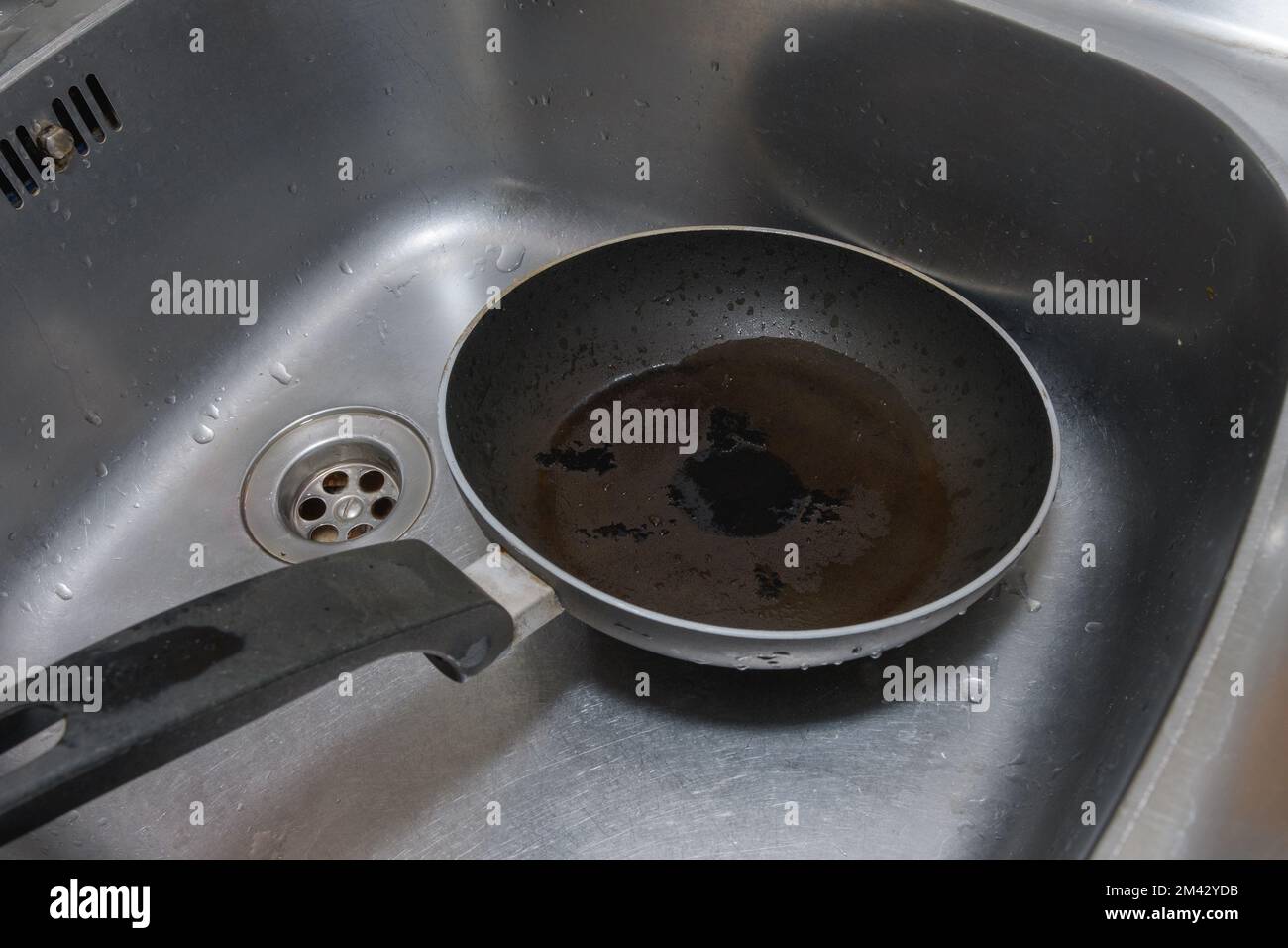 Frying pan in kitchen hi-res stock photography and images - Alamy