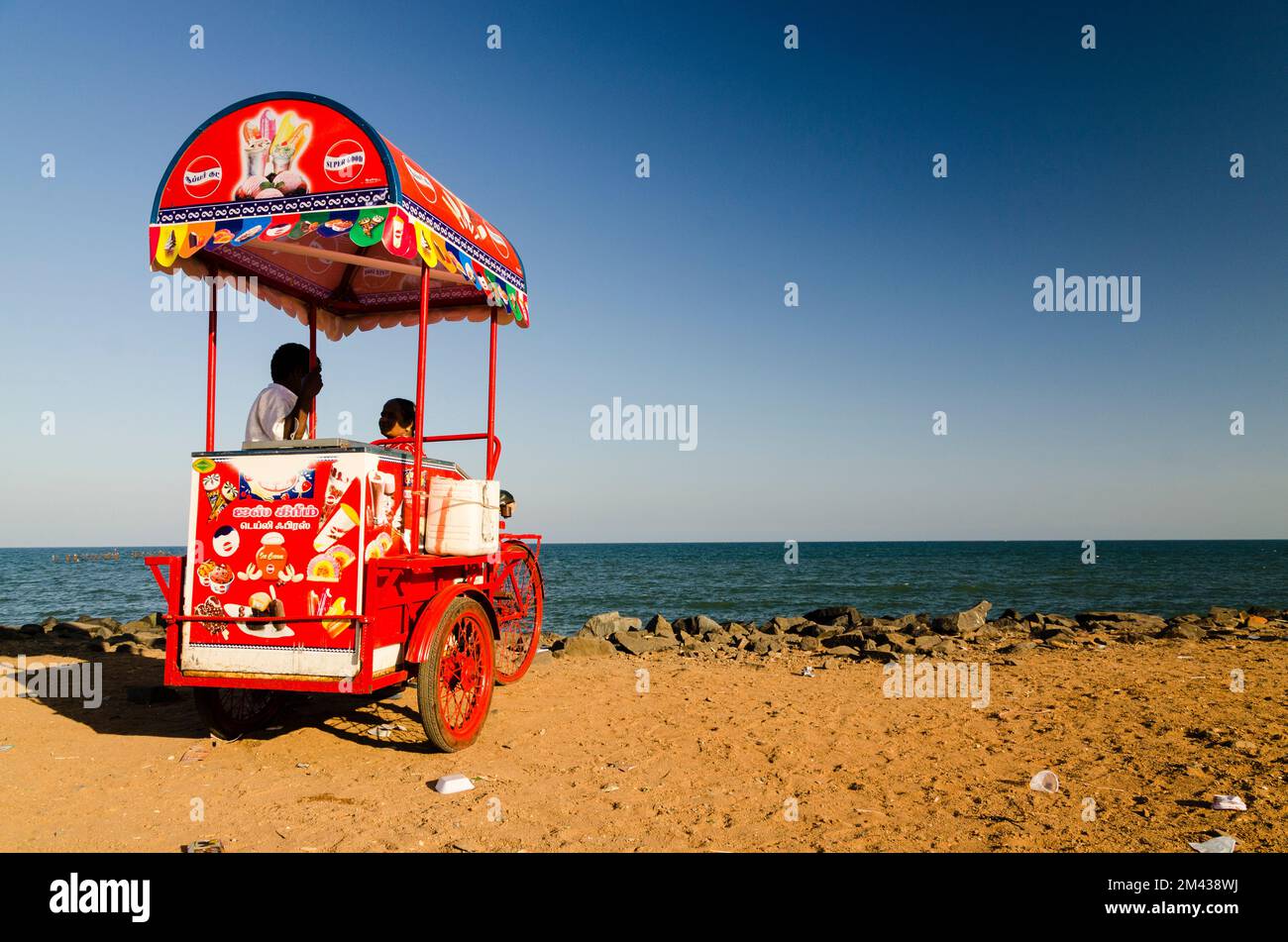 Icecream stall hi-res stock photography and images - Alamy