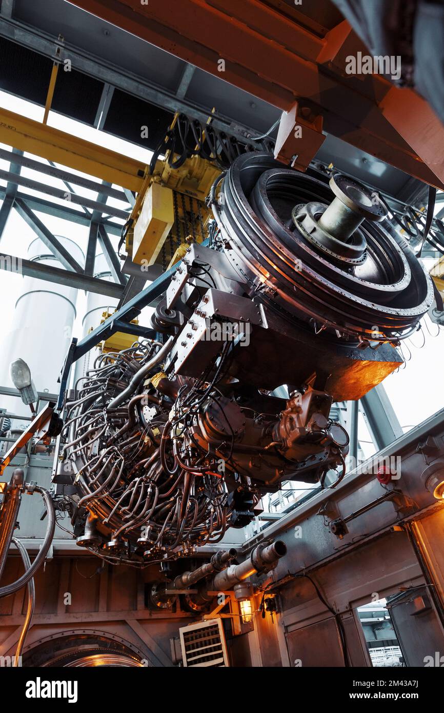 Installation of a gas turbine engine to generate electricity after ...