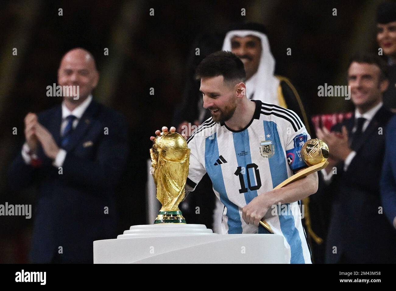 Lionel messi world cup 2022 trophy hi-res stock photography and images ...