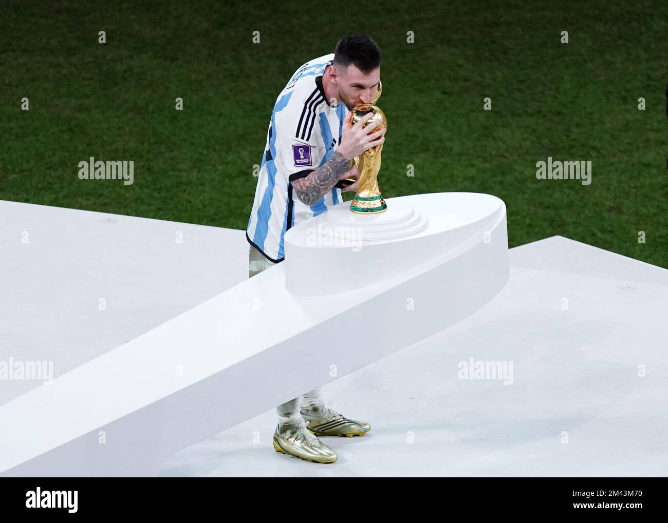 Argentinas Lionel Messi Kisses The World Cup Trophy After The Fifa