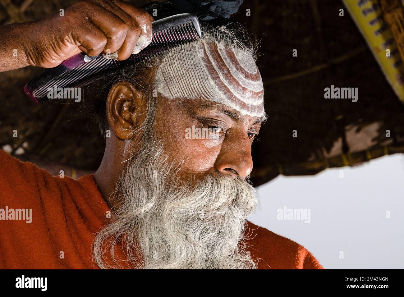 Applying tilak hi-res stock photography and images - Alamy