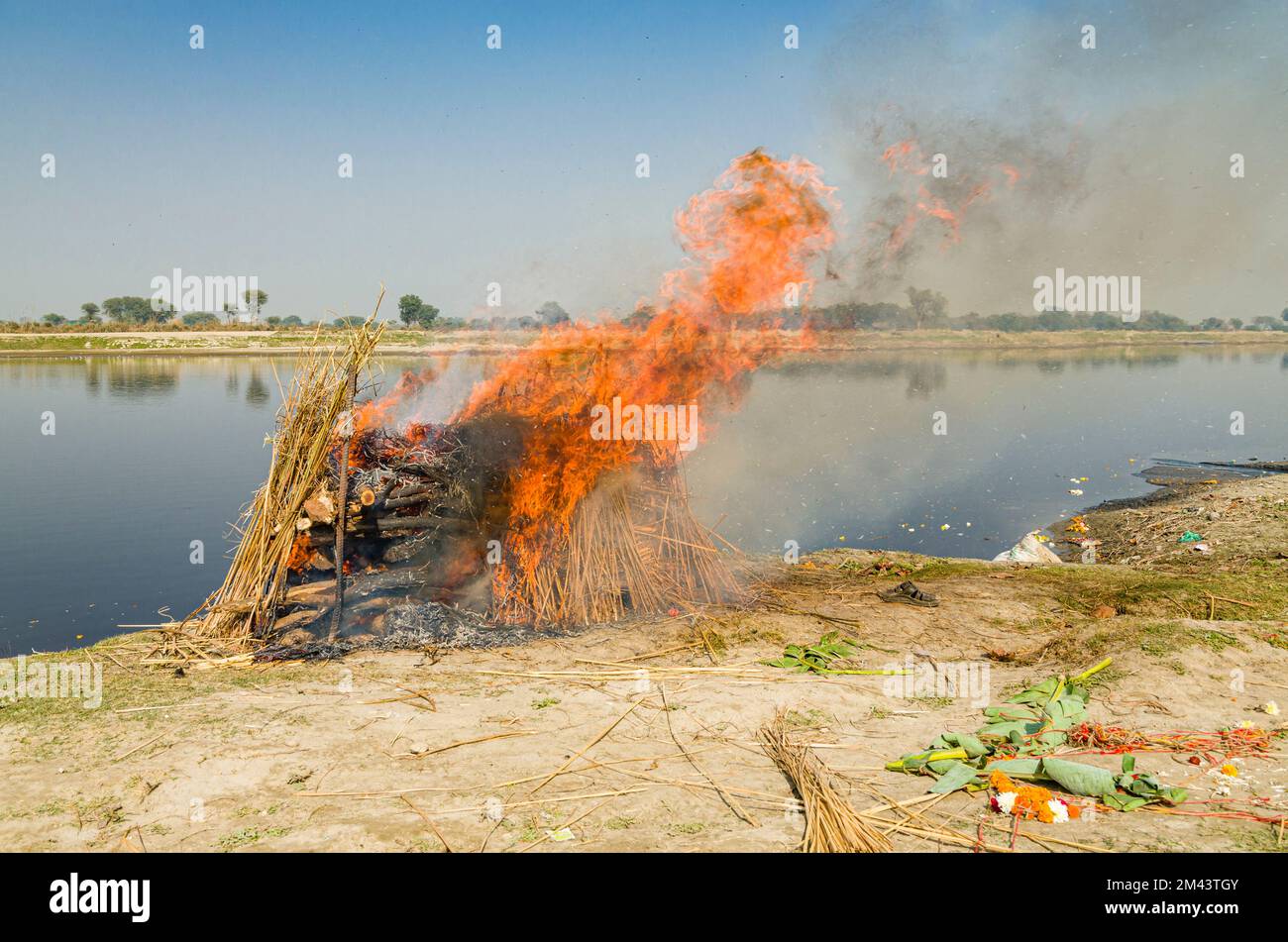 The burning fire of a cremation ceremony Stock Photo - Alamy
