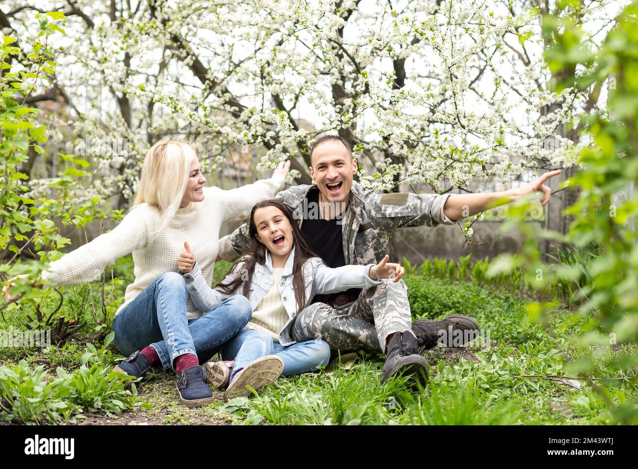 Soldier reunited with his family in park Stock Photo - Alamy