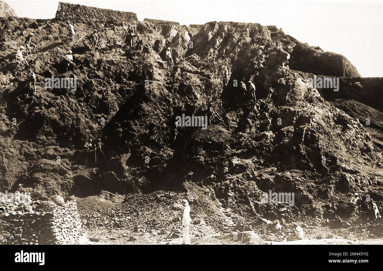 1940's photo of workers digging for iron in Mysore, India. --- 1940 के ...