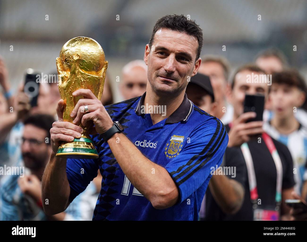 Argentina manager Lionel Scaloni with the FIFA World Cup trophy ...