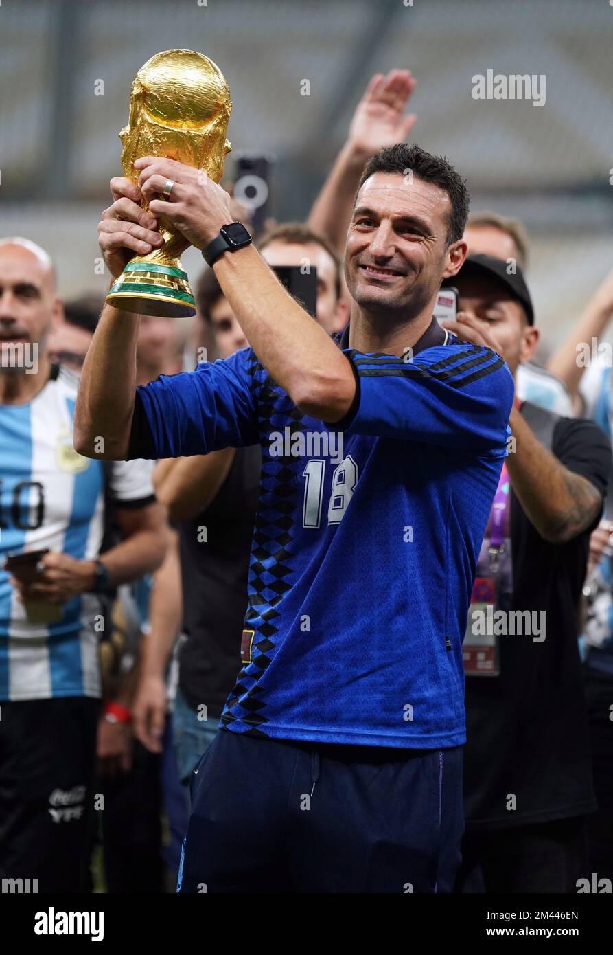 Argentina manager Lionel Scaloni with the FIFA World Cup trophy ...