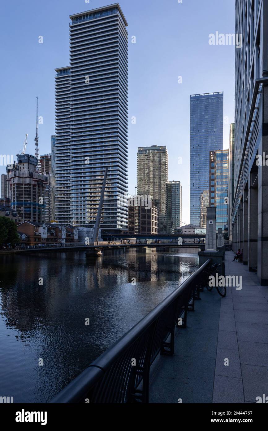 Isle of dogs buildings hi-res stock photography and images - Alamy