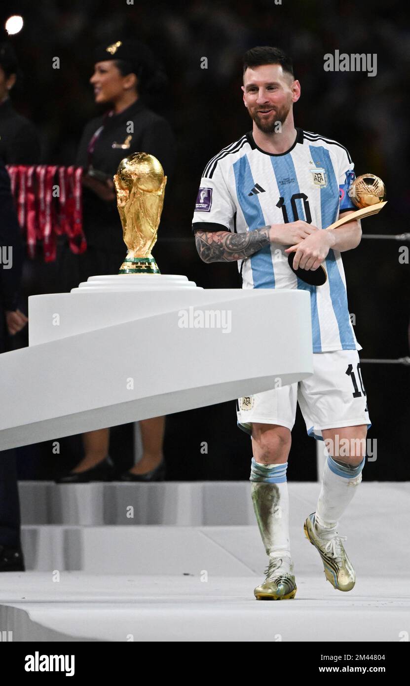 Lionel messi world cup 2022 trophy hi-res stock photography and images ...