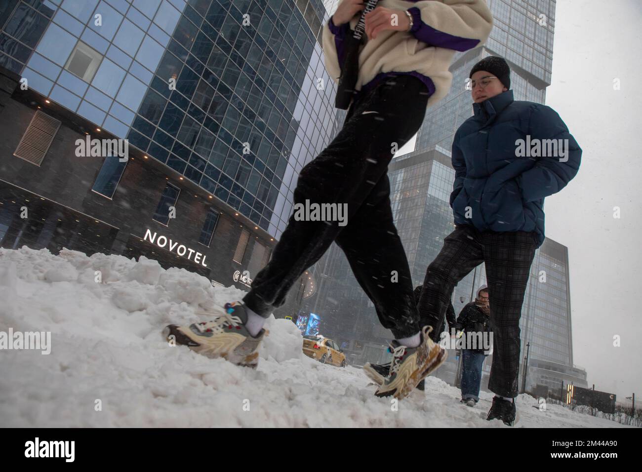 Moscow, Russia. 18th of December, 2022. People walk on the Moscow ...