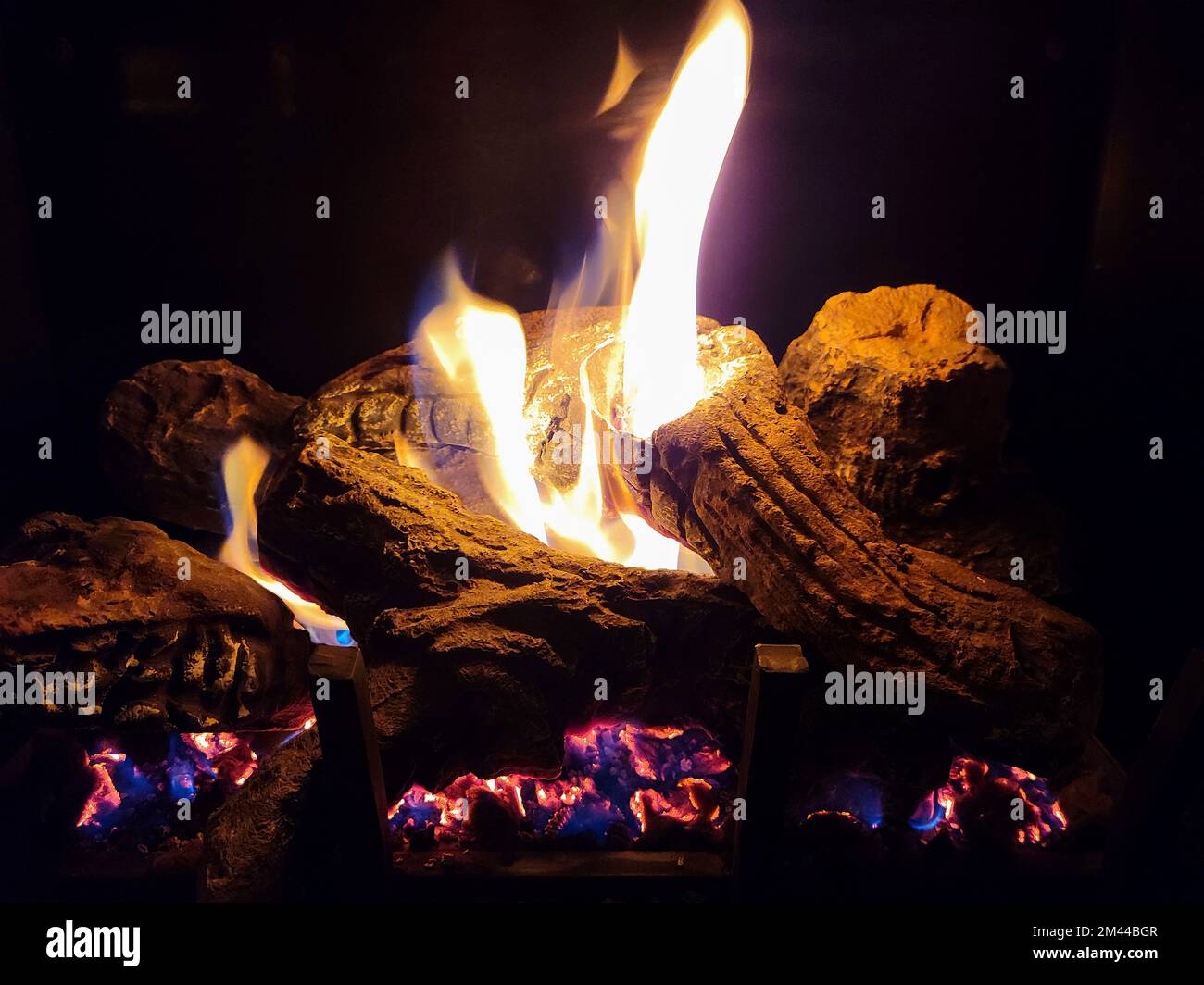 Fireplace log hi-res stock photography and images - Alamy