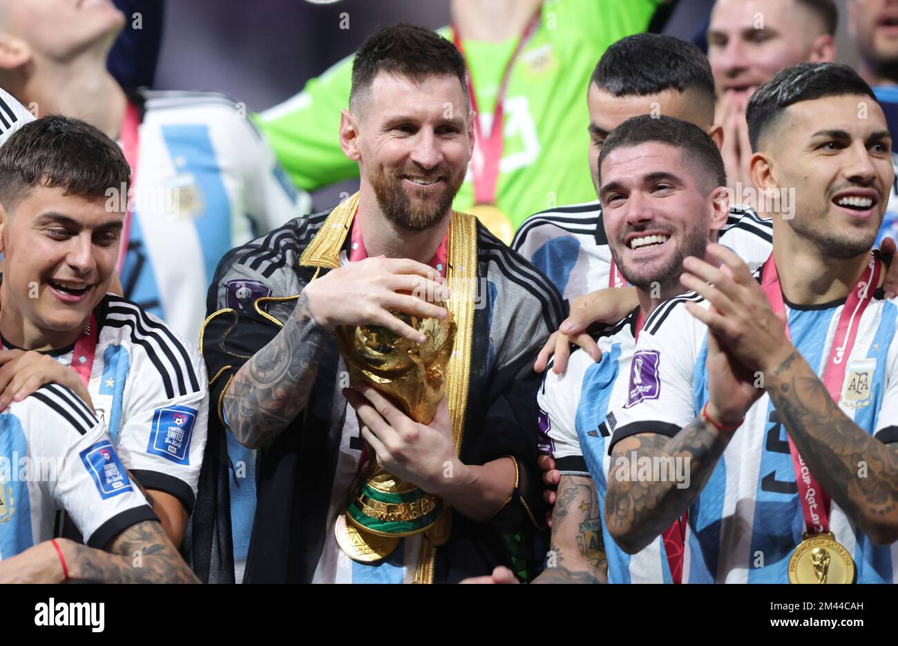 Lionel messi world cup 2022 trophy hi-res stock photography and images ...