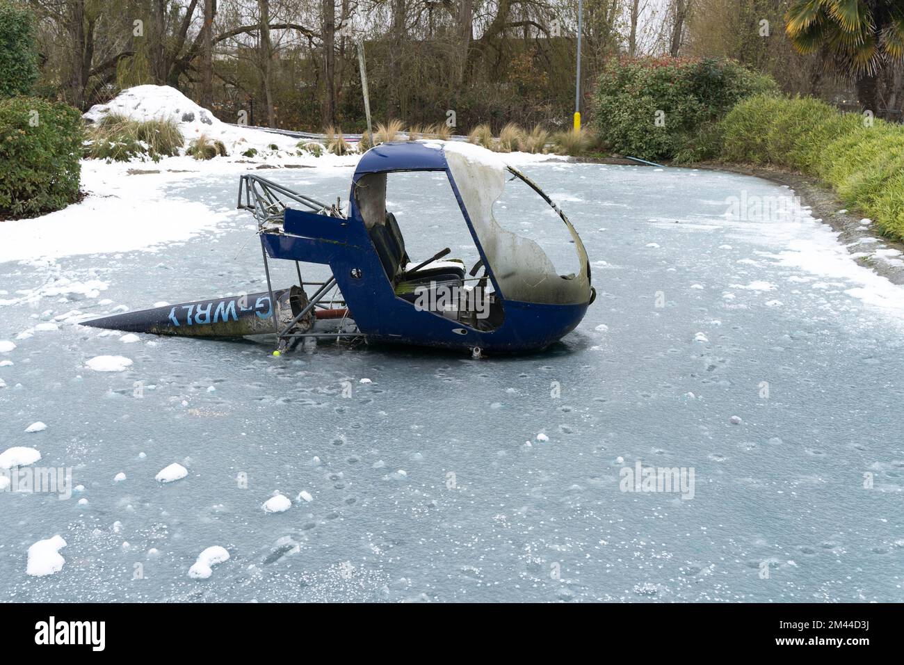Dangers of frozen lakes and ponds hi-res stock photography and images ...