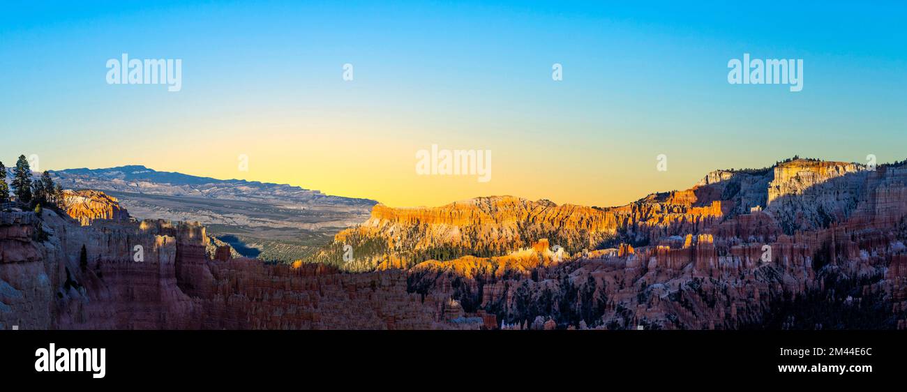 scenic view to the hoodoos in the Bryce Canyon national Park, Utah, USA ...