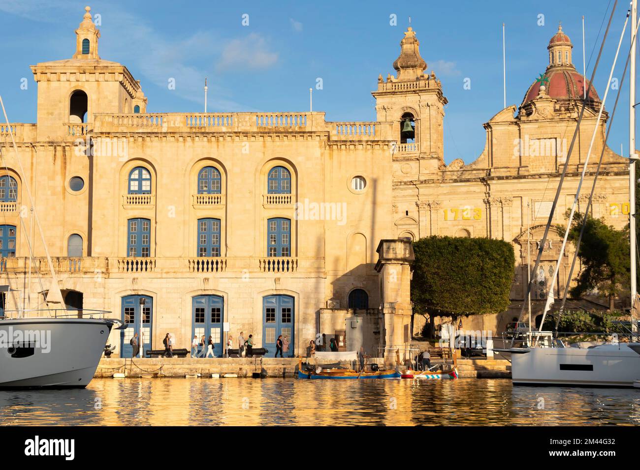 View from traditional maltese water taxi boat arriving in Vittoriosa ...