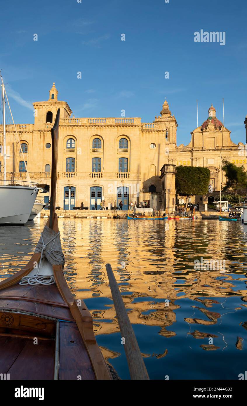 View from traditional maltese water taxi boat, dghajsa, arriving in ...