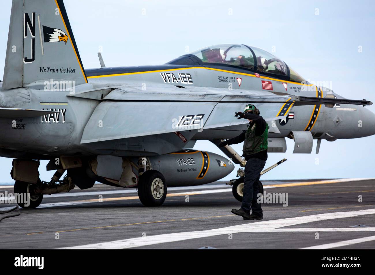 221215-N-MU675-1037 PACIFIC OCEAN (Dec. 15, 2022) Aviation Boatswain’s ...