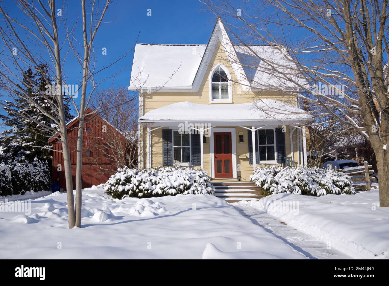 Winter scene - Colonial-era house exterior with snow Stock Photo - Alamy
