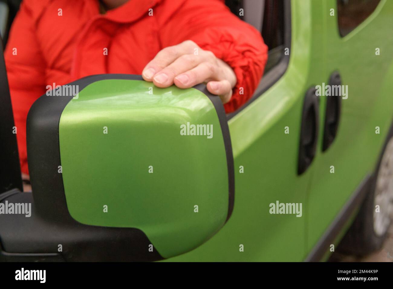 Adjusts the rearview mirror in the car by hand Stock Photo - Alamy