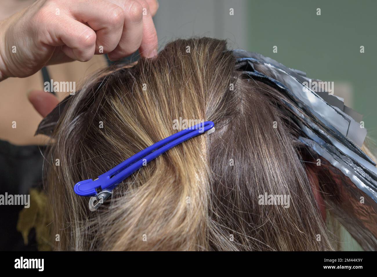 Cutting coloring hair salon hi-res stock photography and images - Alamy