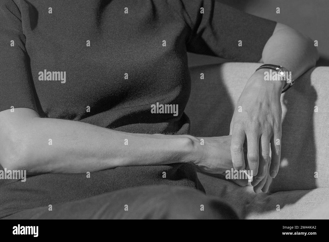 Hands of a young thin woman with wrinkled skin Stock Photo - Alamy