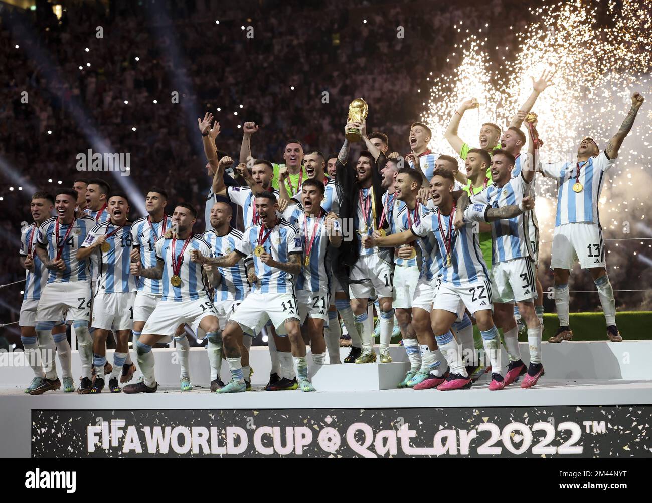 Lionel messi world cup 2022 trophy hi-res stock photography and images ...