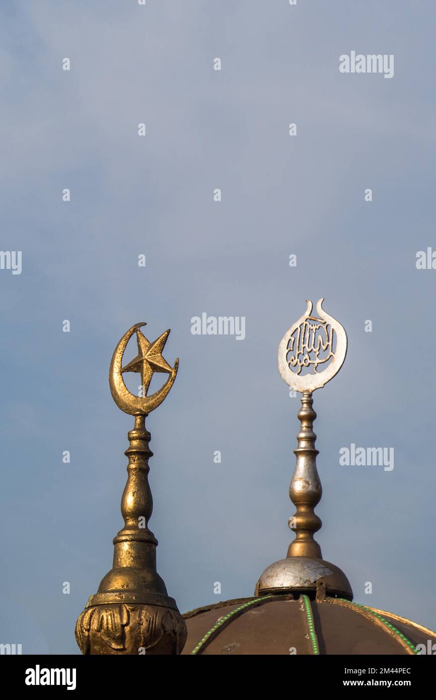 Metal islamic crescent moon icon Stock Photo - Alamy