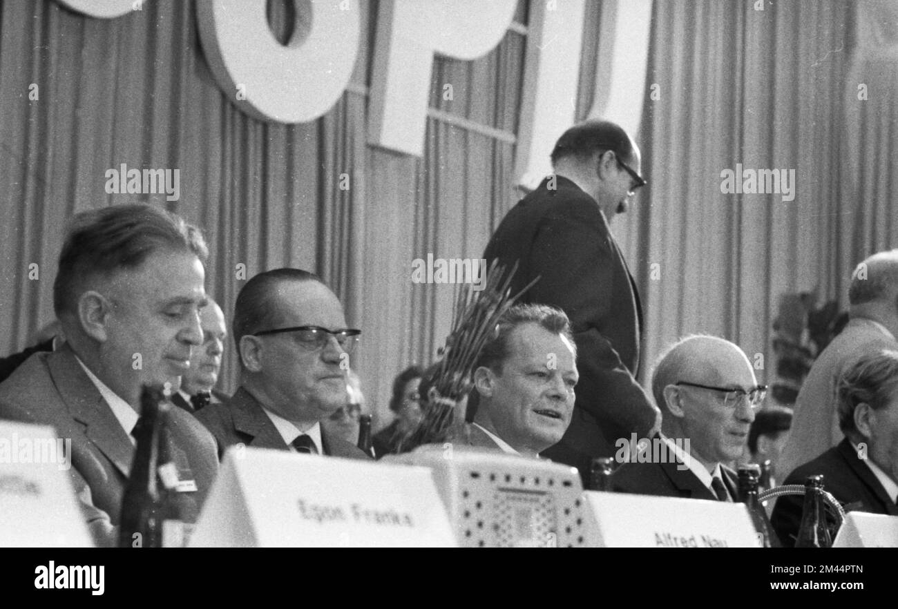 The SPD party conference of 1-5-6. 1966 in the Dortmund Westfalenhalle ...