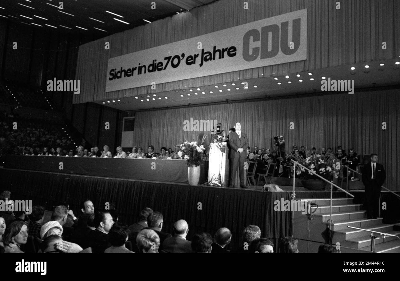 The head of the CSU, F. J. Strauss, also came to the Gruga in Essen ...